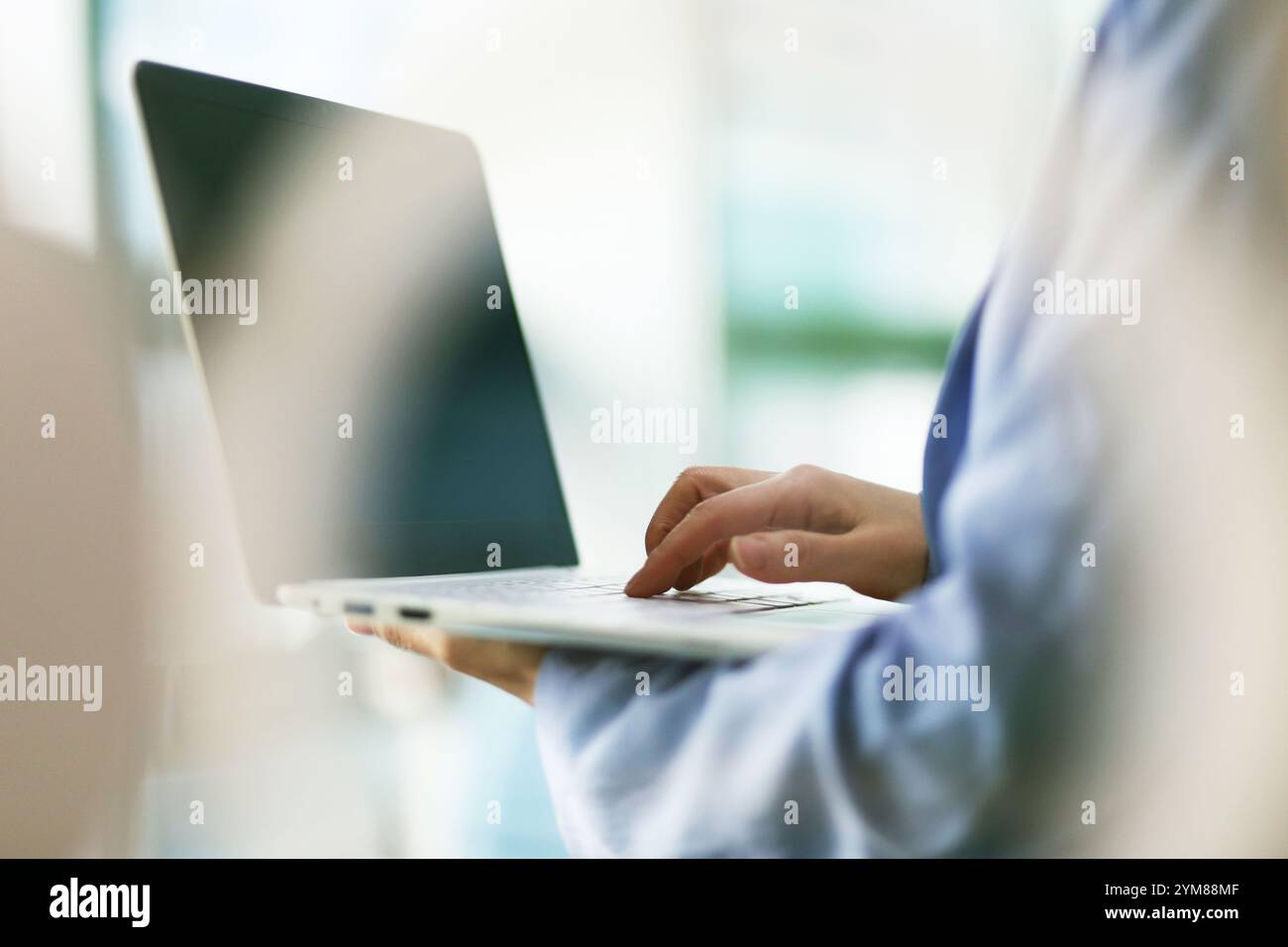 Lady operating a laptop hi-res stock photography and images - Alamy