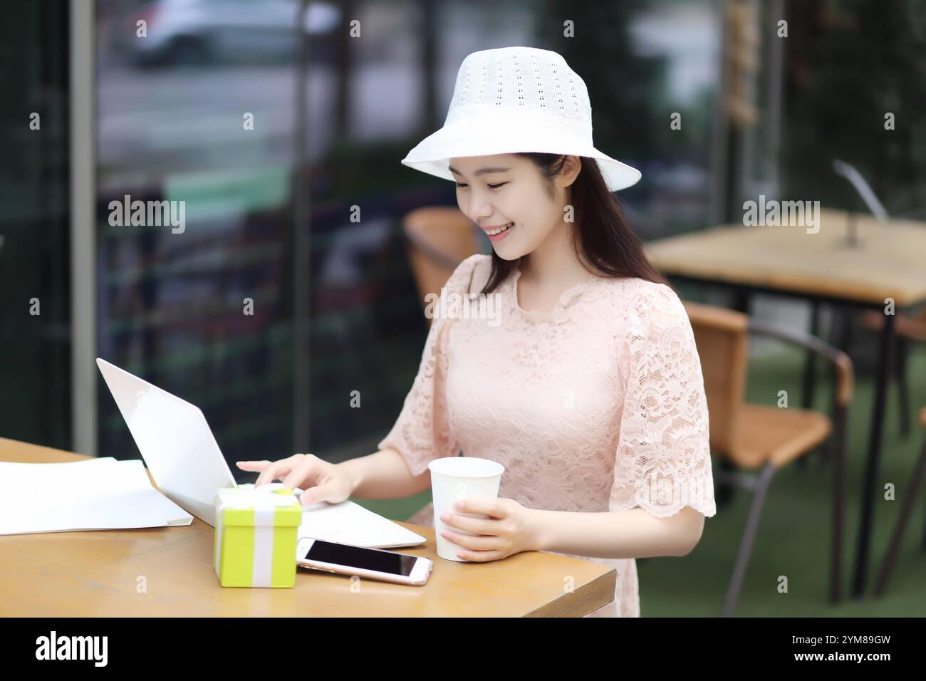 Japanese woman operating pc hi-res stock photography and images - Alamy