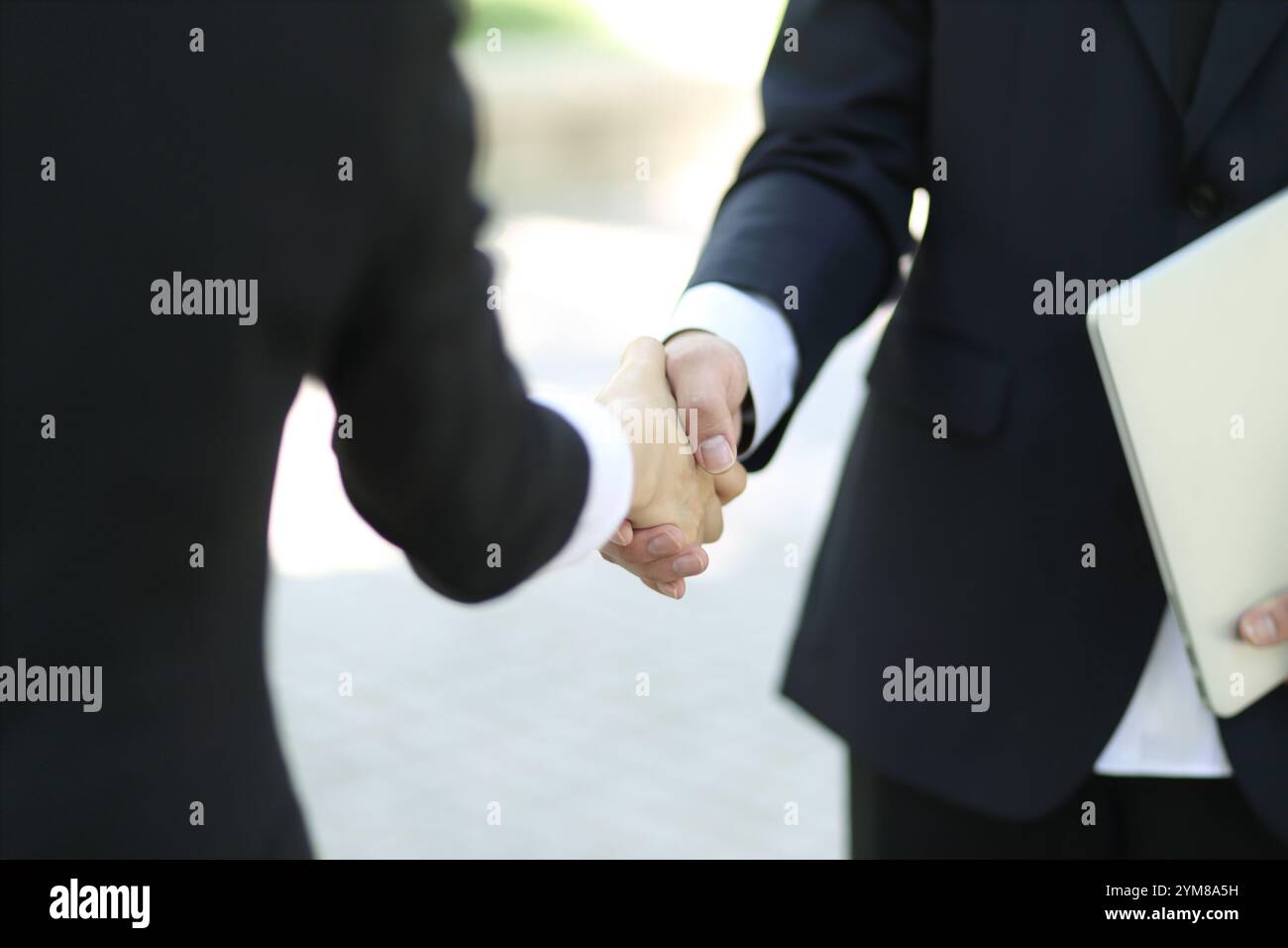 Woman man shaking hands outdoors hi-res stock photography and images ...