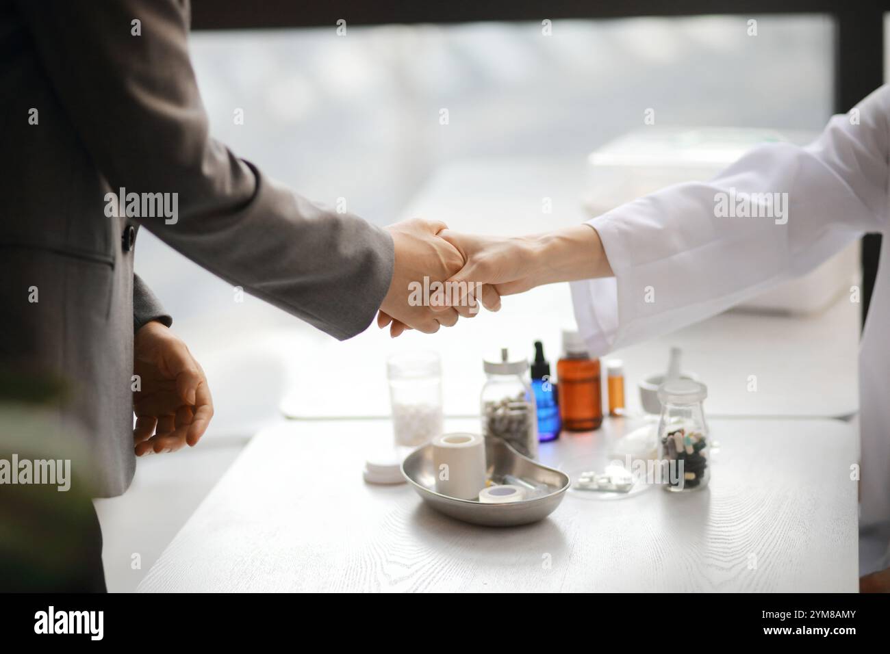 Doctor and sales representative shaking hands Stock Photo - Alamy