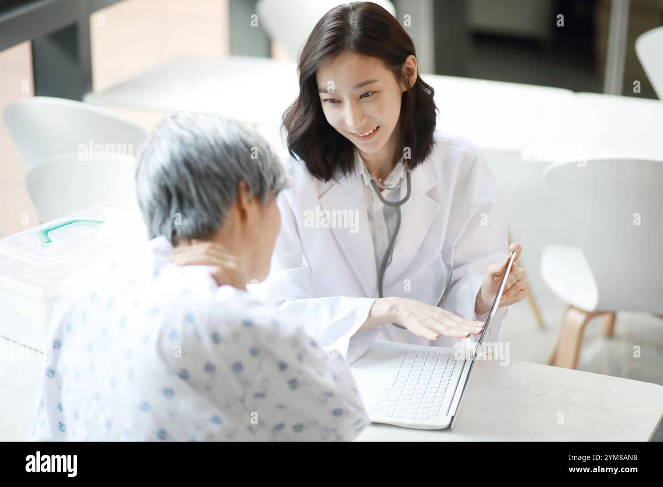 Doctor smile hi-res stock photography and images - Alamy