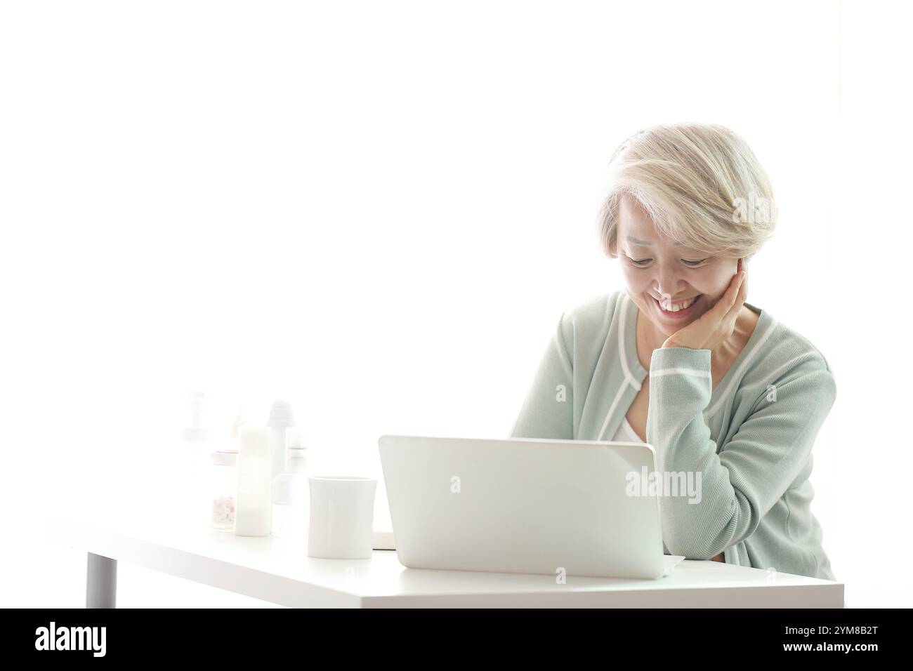Japanese woman operating pc hi-res stock photography and images - Alamy