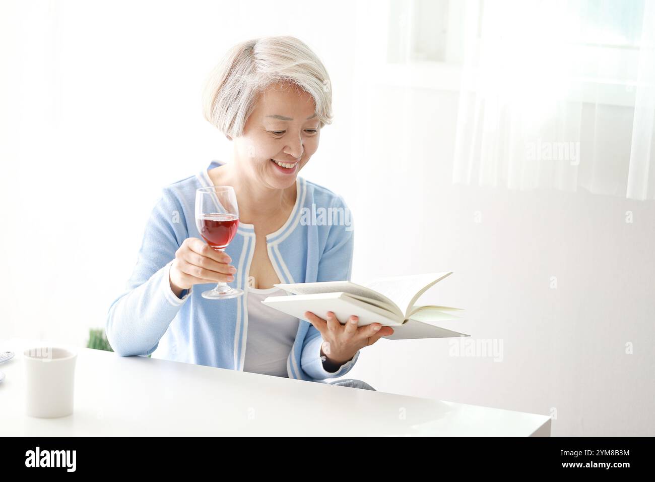 Older woman reading hi-res stock photography and images - Alamy