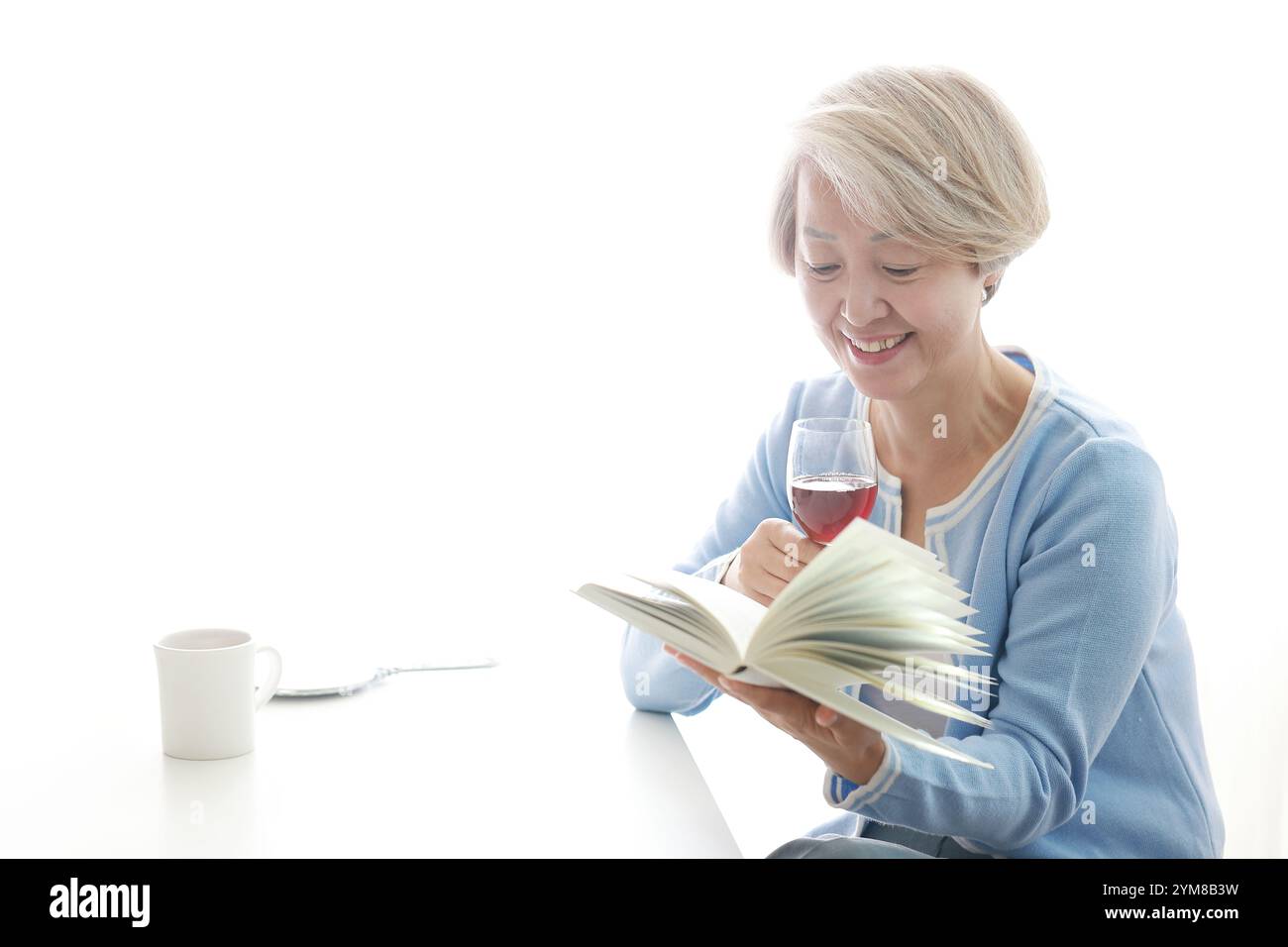 Older woman reading Stock Photo - Alamy