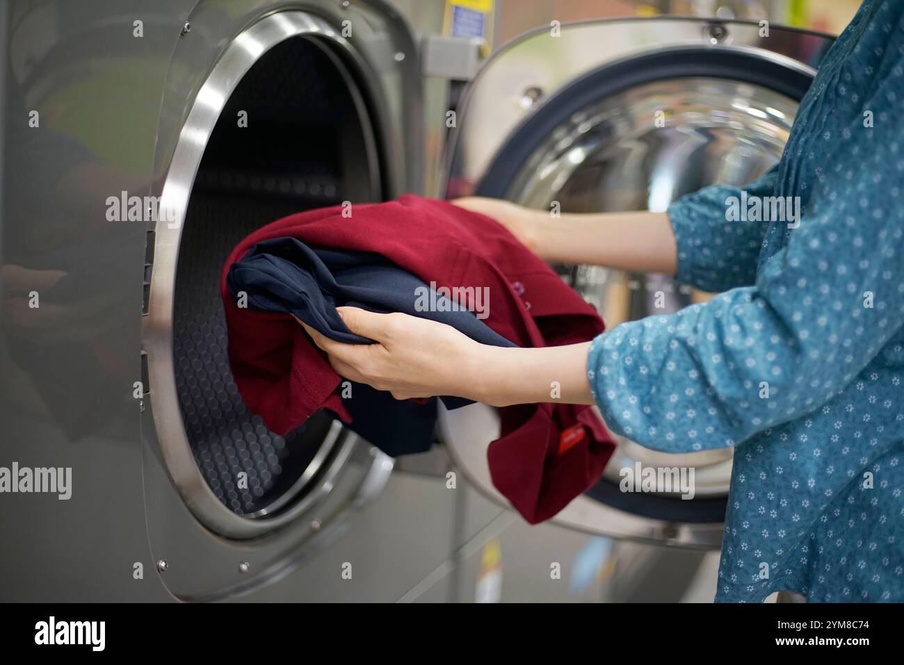 Laundromat woman hi-res stock photography and images - Alamy