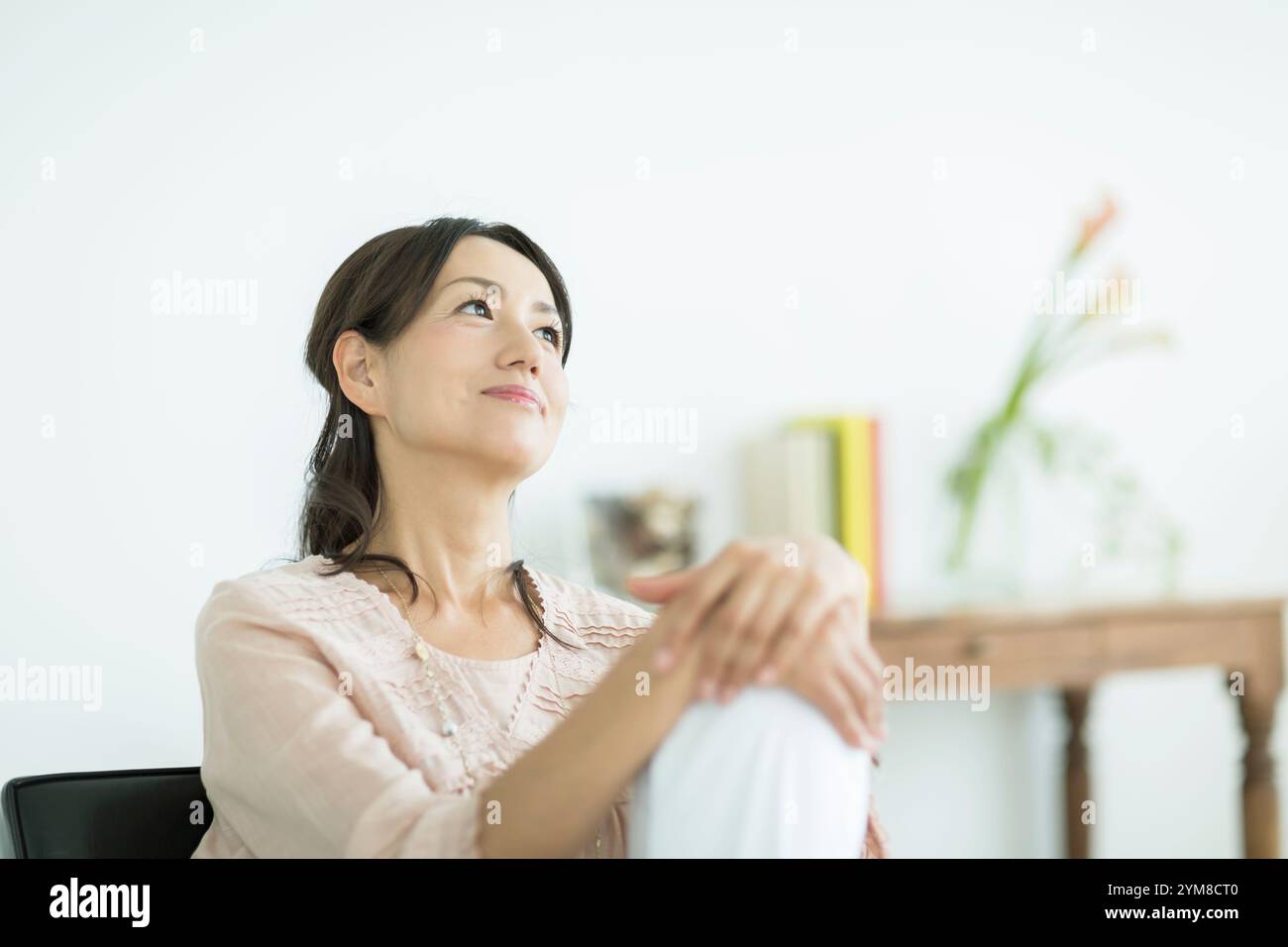 Woman in her 40s thinking Stock Photo - Alamy