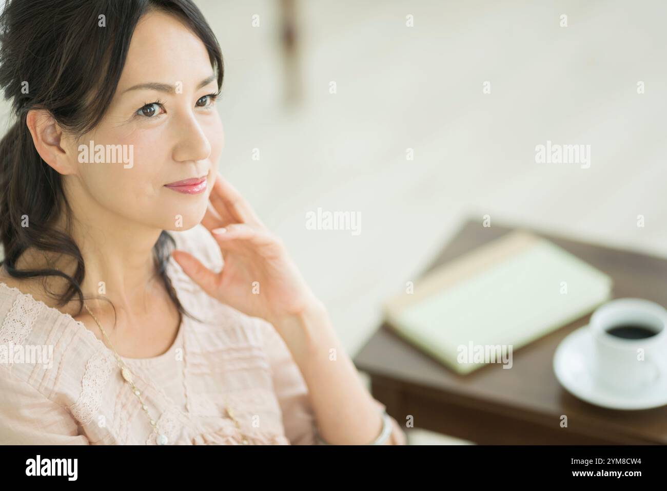 Woman in her 40s thinking Stock Photo - Alamy