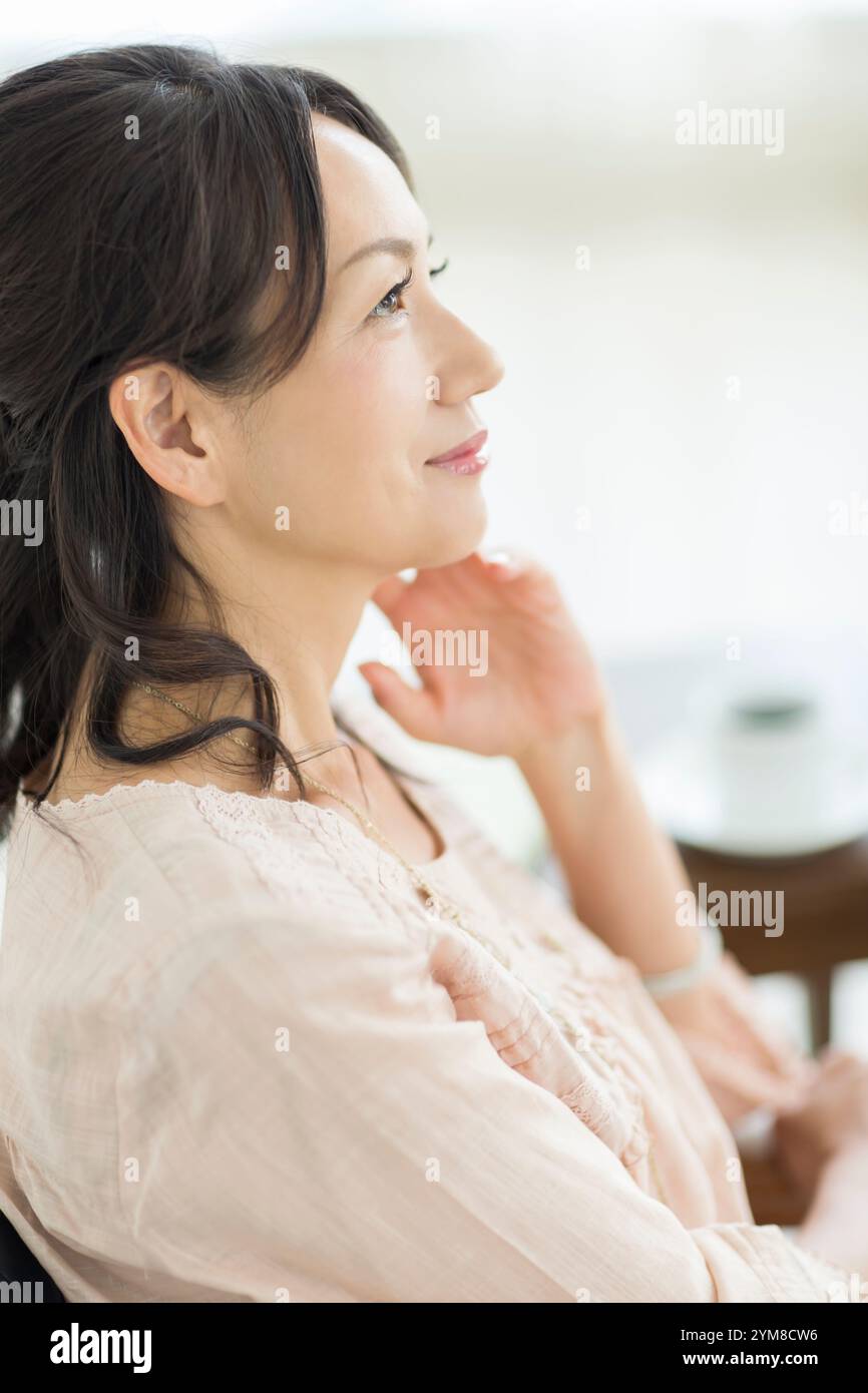 Woman in her 40s thinking Stock Photo - Alamy