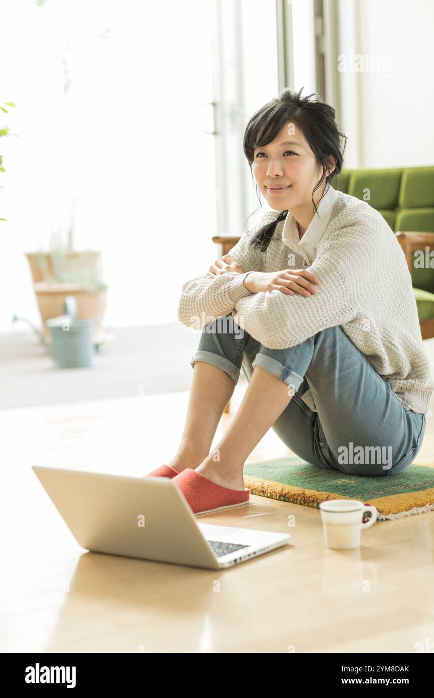 Woman sit on floor hi-res stock photography and images - Alamy