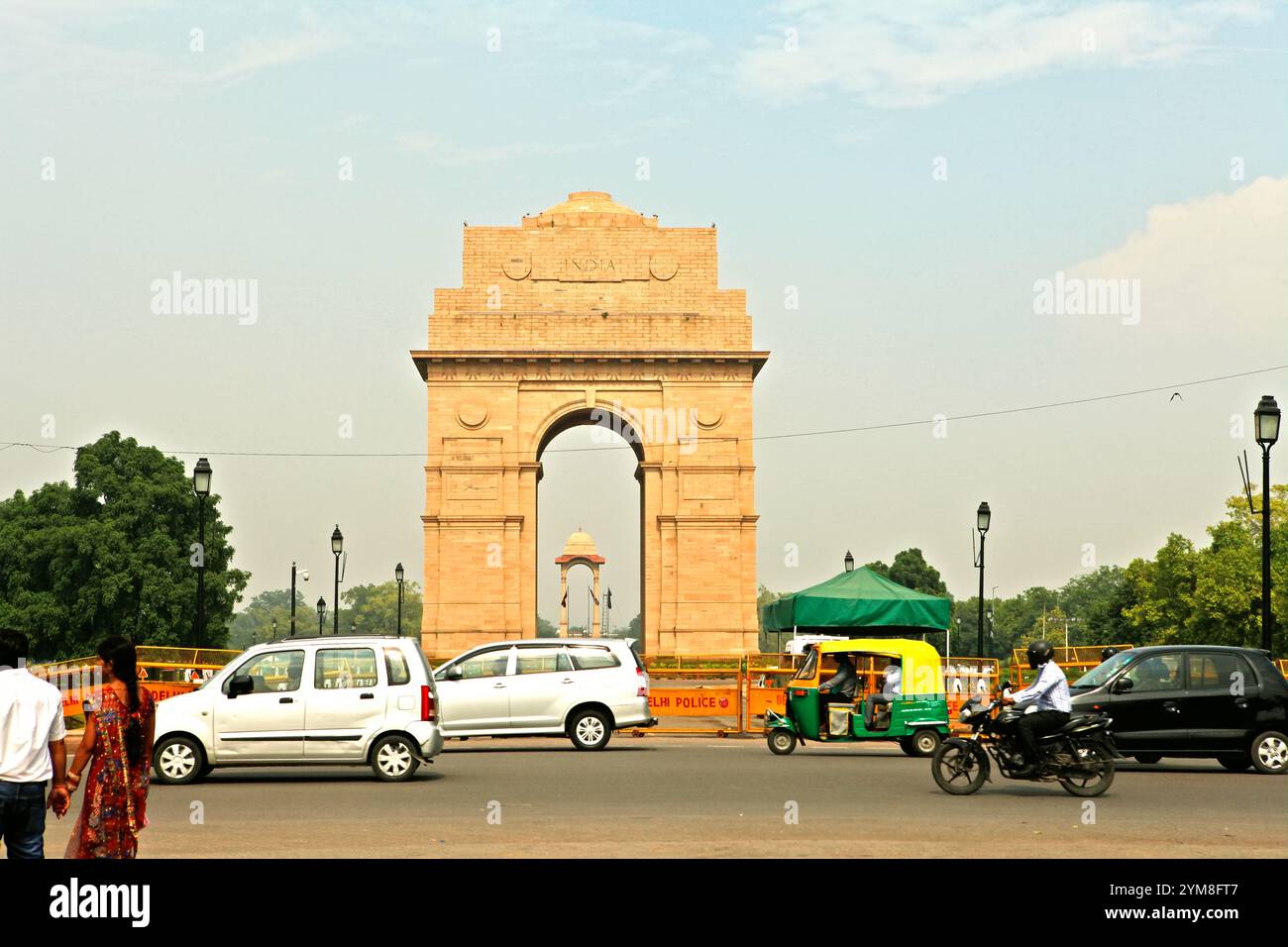 The India Gate in a foreground of road traffic in New Delhi, Delhi ...