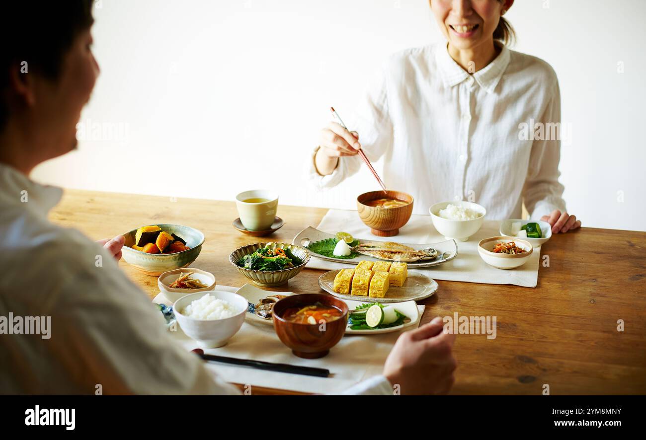 Family eating meal talking table hi-res stock photography and images ...