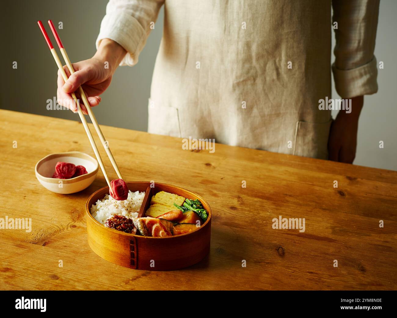 Woman packing lunch Stock Photo - Alamy