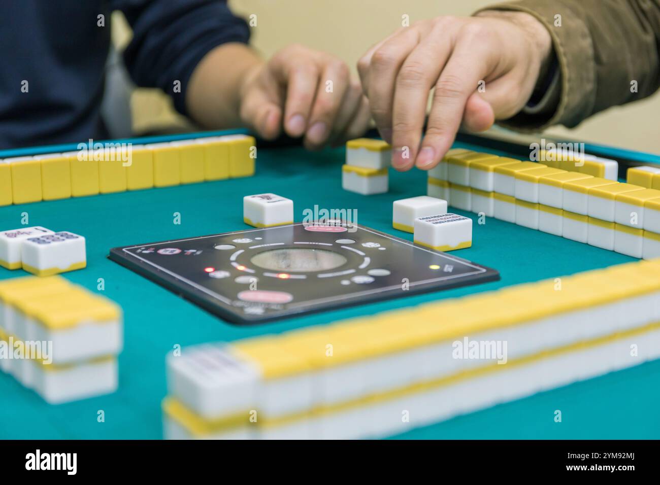 Mahjong hand hi-res stock photography and images - Alamy