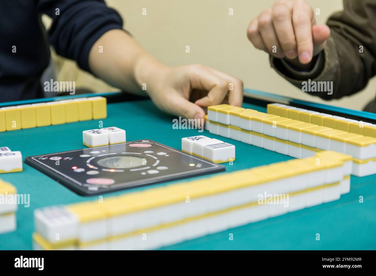 Mahjong hand hi-res stock photography and images - Alamy