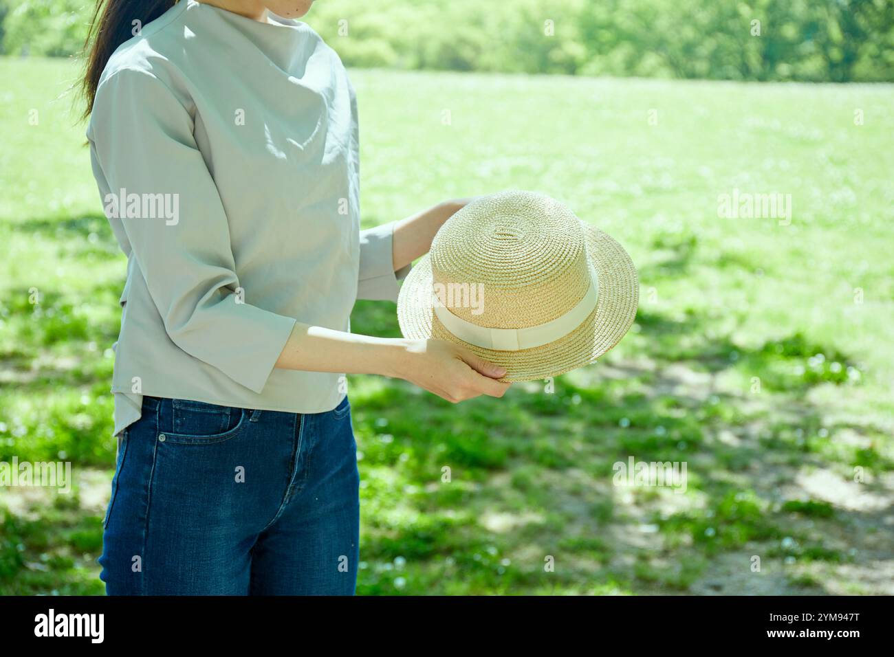 Person hand in hat hi-res stock photography and images - Alamy