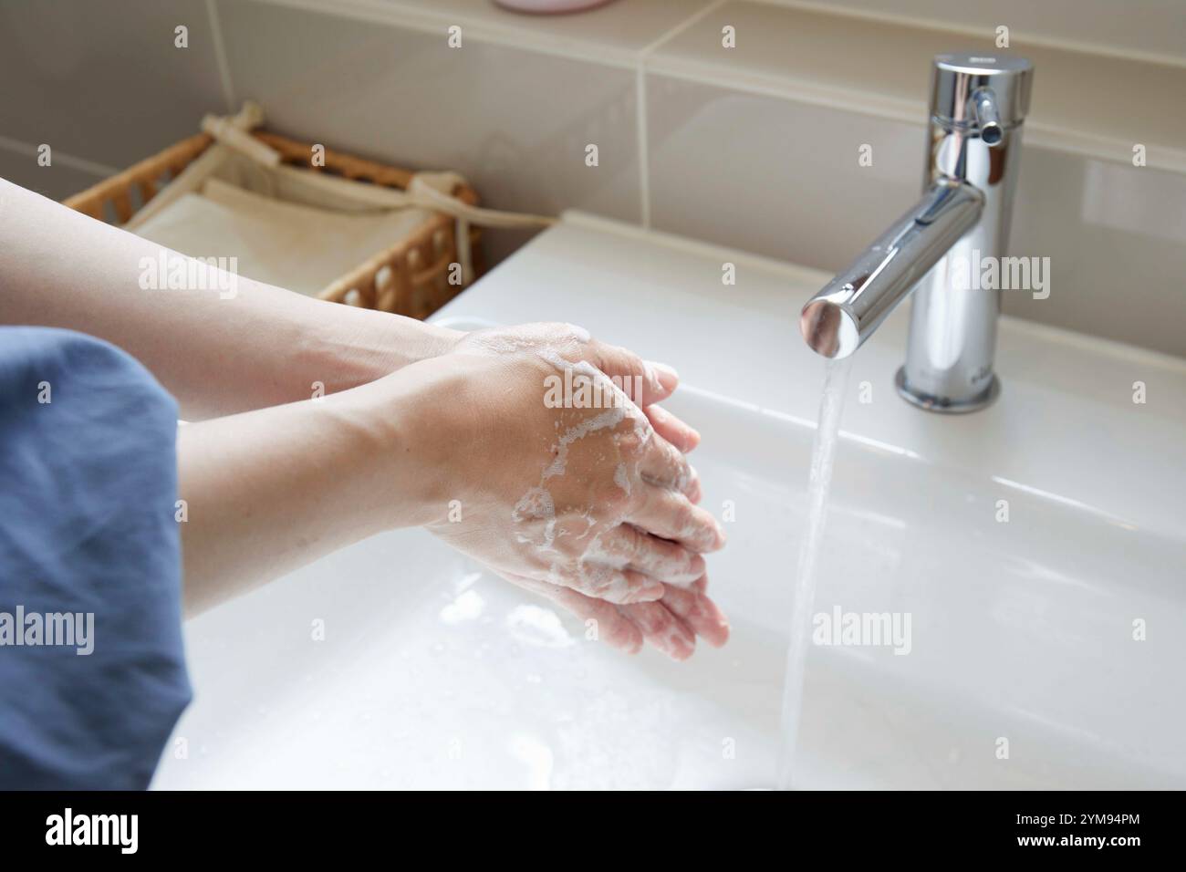 Young Japanese woman washing hands Stock Photo - Alamy