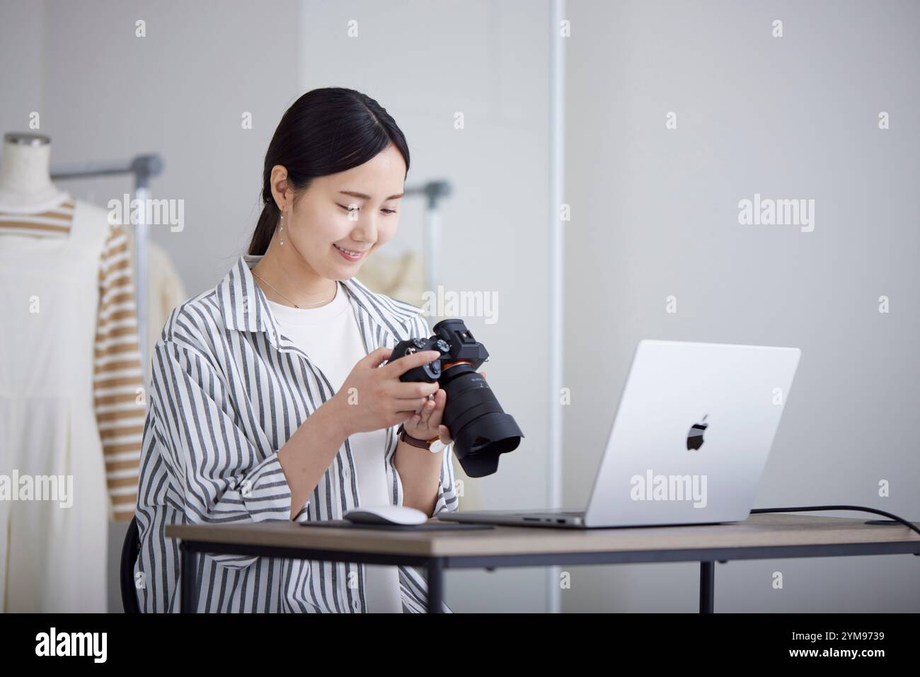 Studio desk computer hi-res stock photography and images - Alamy