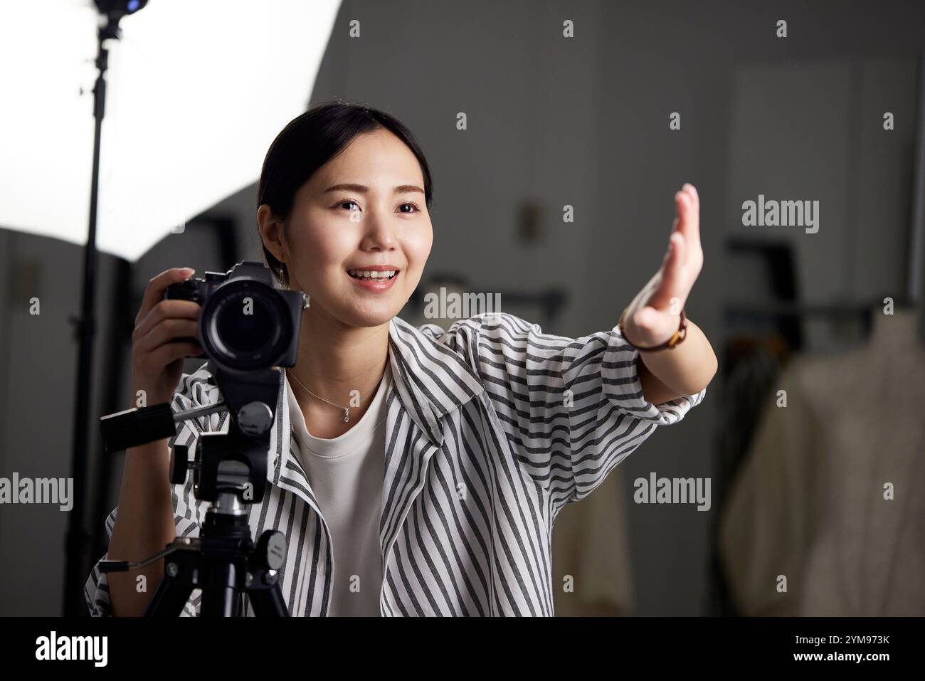 Female photographers taking photos hi-res stock photography and images ...
