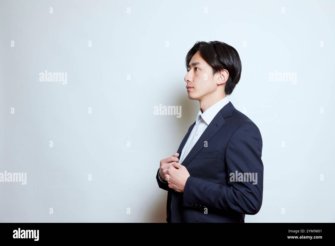 Portrait of young Japanese businessman in suit Stock Photo - Alamy