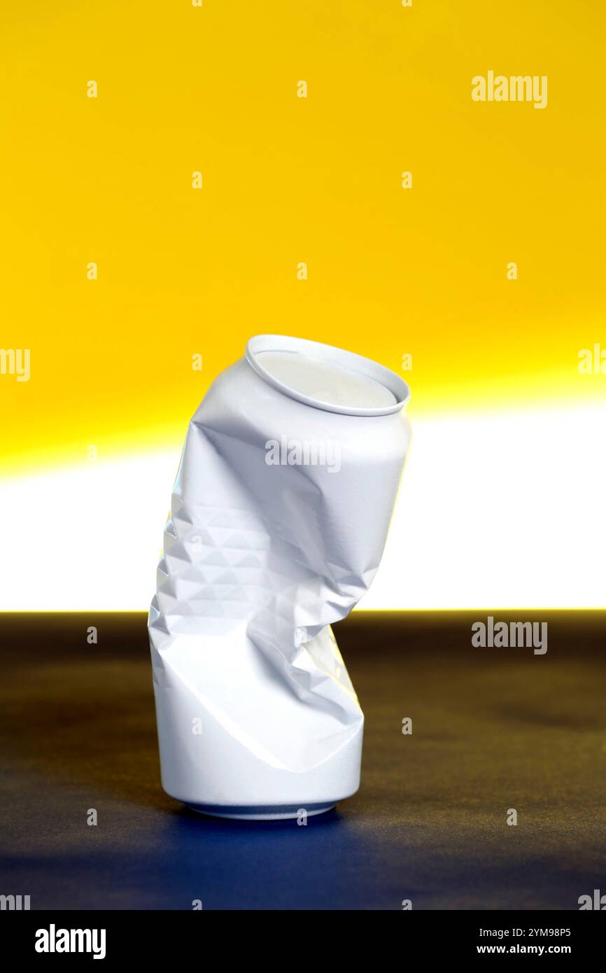 Empty cans hi-res stock photography and images - Alamy