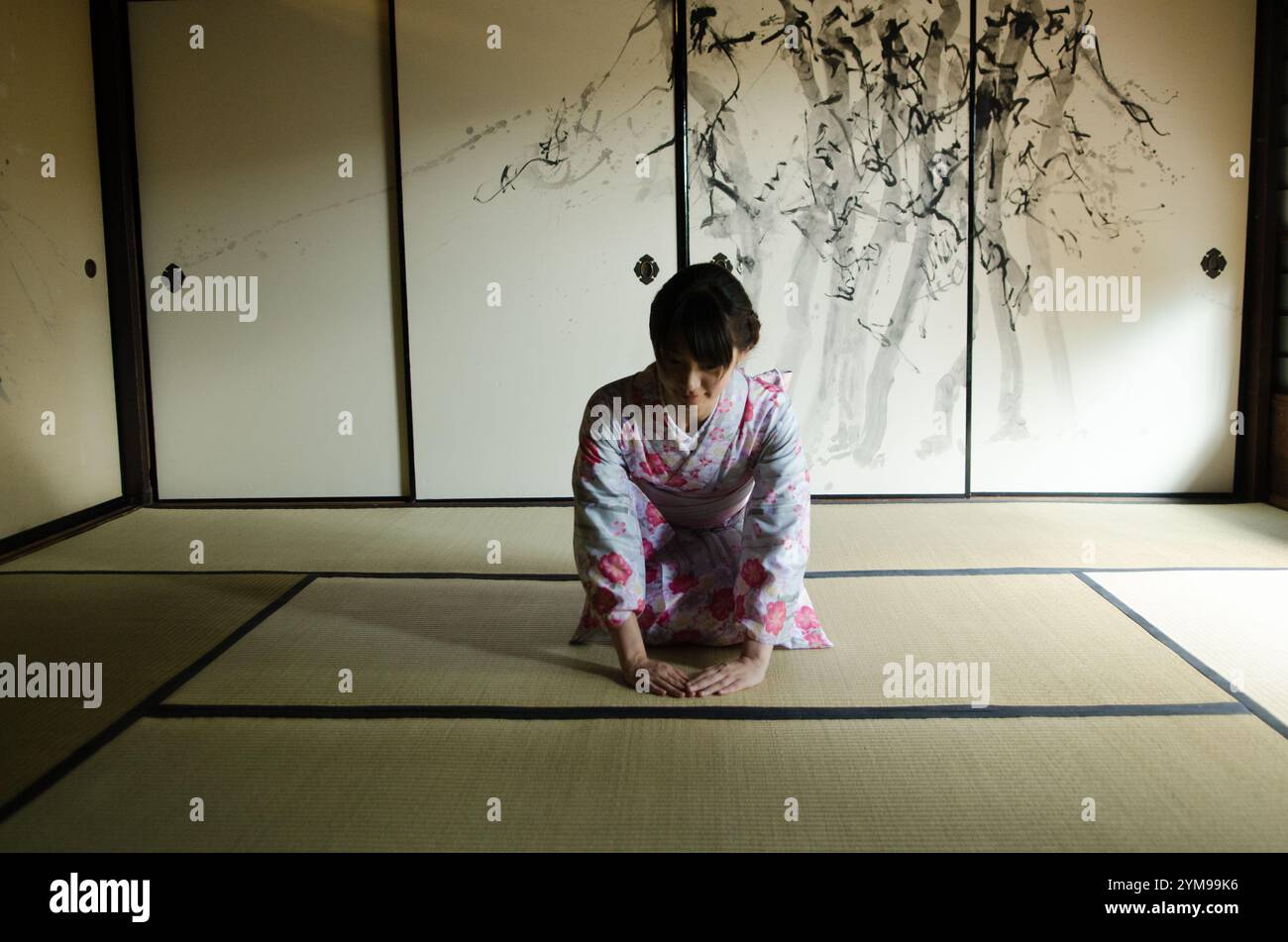 Woman bowing hi-res stock photography and images - Alamy