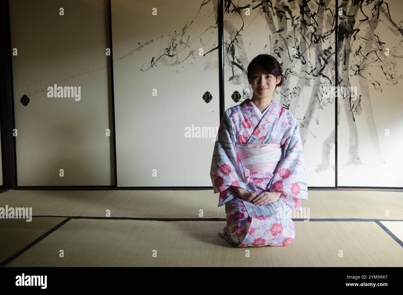 Woman in kimono sitting upright on tatami Stock Photo - Alamy
