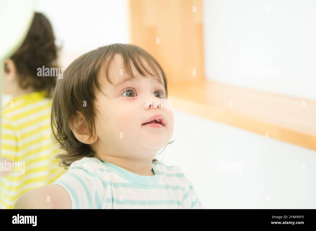 Child looking upwards Stock Photo - Alamy