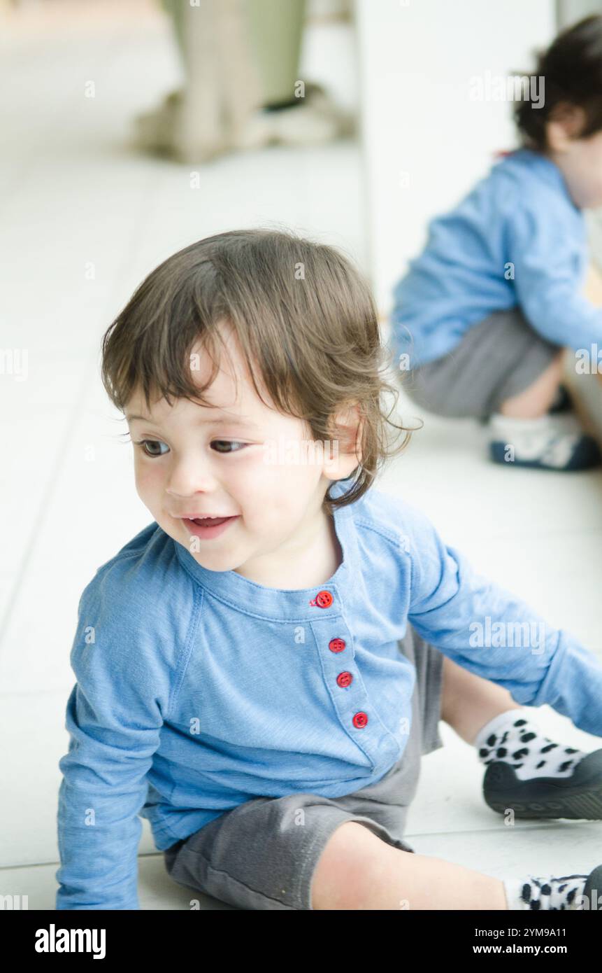 Twin boys playing Stock Photo - Alamy