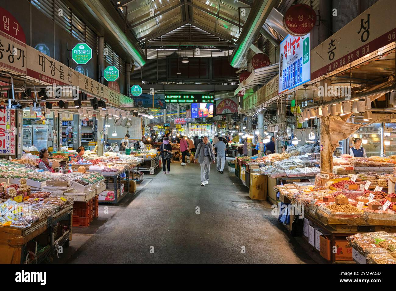 Gyeongdong Market in Seoul is a bustling hub for traditional herbs ...