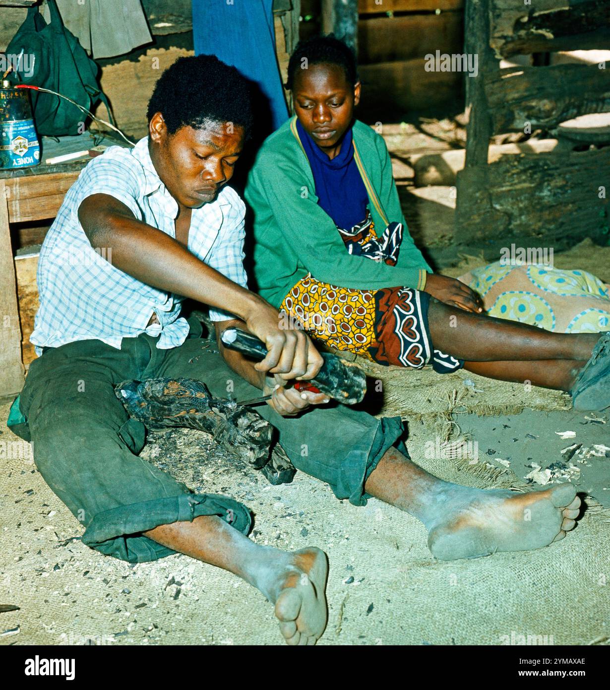 Afrikanischer Schnitzer aus der Volksgruppe der Kamba, auch Akamba, bei ...