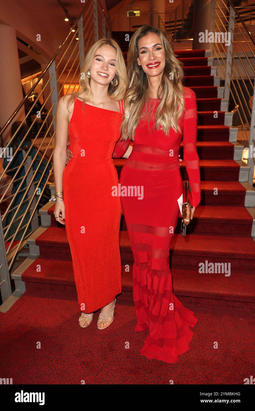 Yasmina Filali mit Tochter Sam Helmer bei der 17. Verleihung der ...