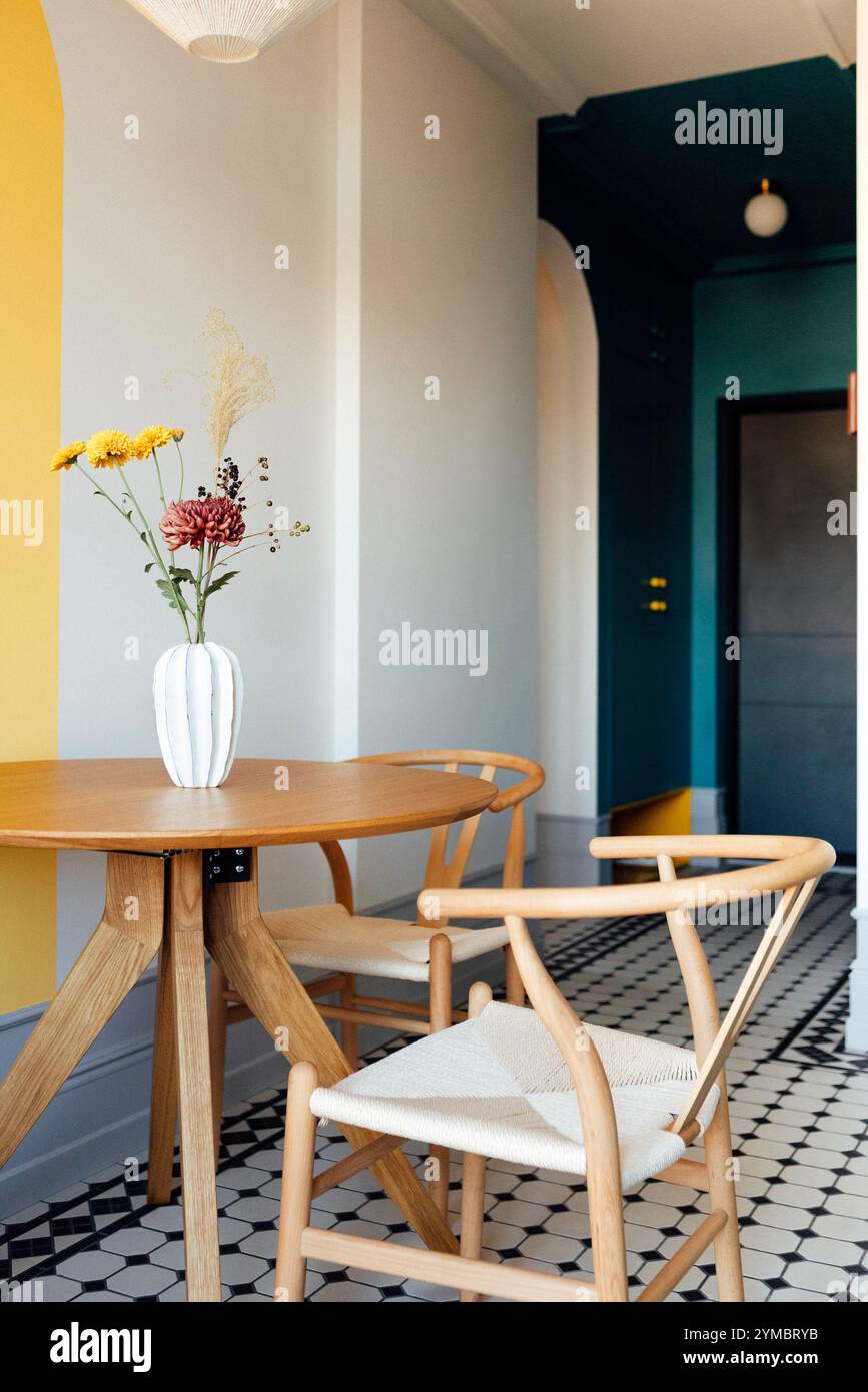 Artistry dining table chairs hi-res stock photography and images - Alamy