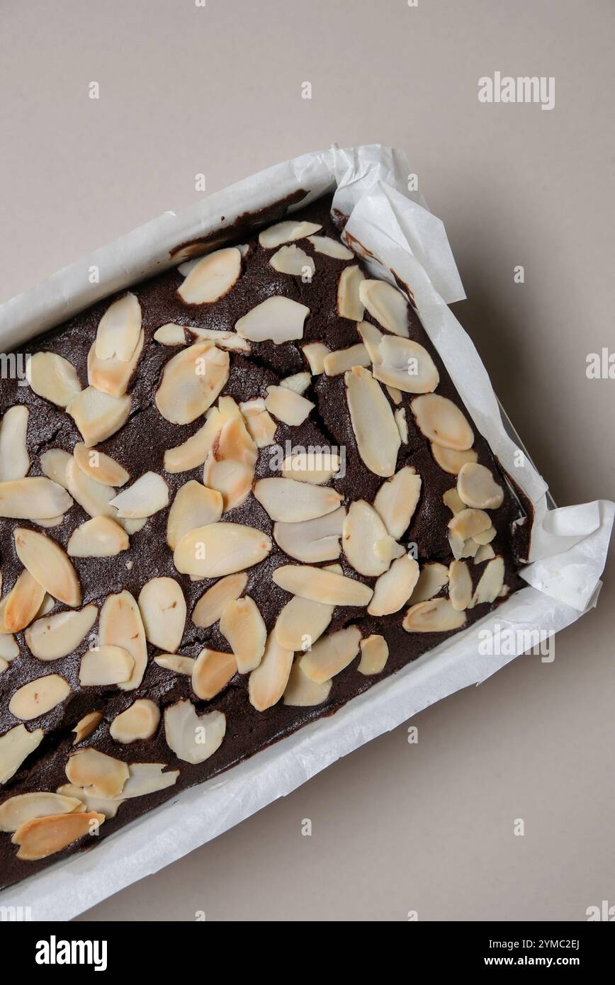 Brownie chocolate cakes almonds hi-res stock photography and images - Alamy