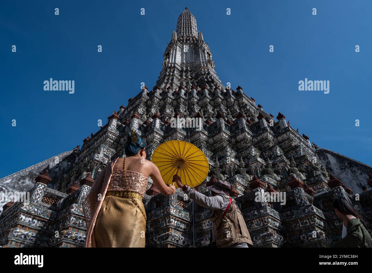 Bangkok, Thailand. 21st Nov, 2024. A touriss dressed in traditional ...