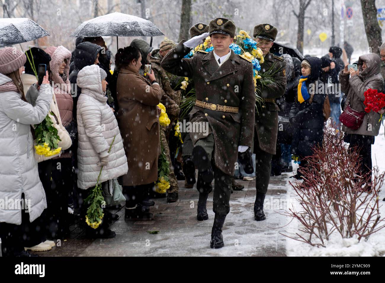 Ukrainian soldiers honoring fallen fighters at commemoration of the Day ...