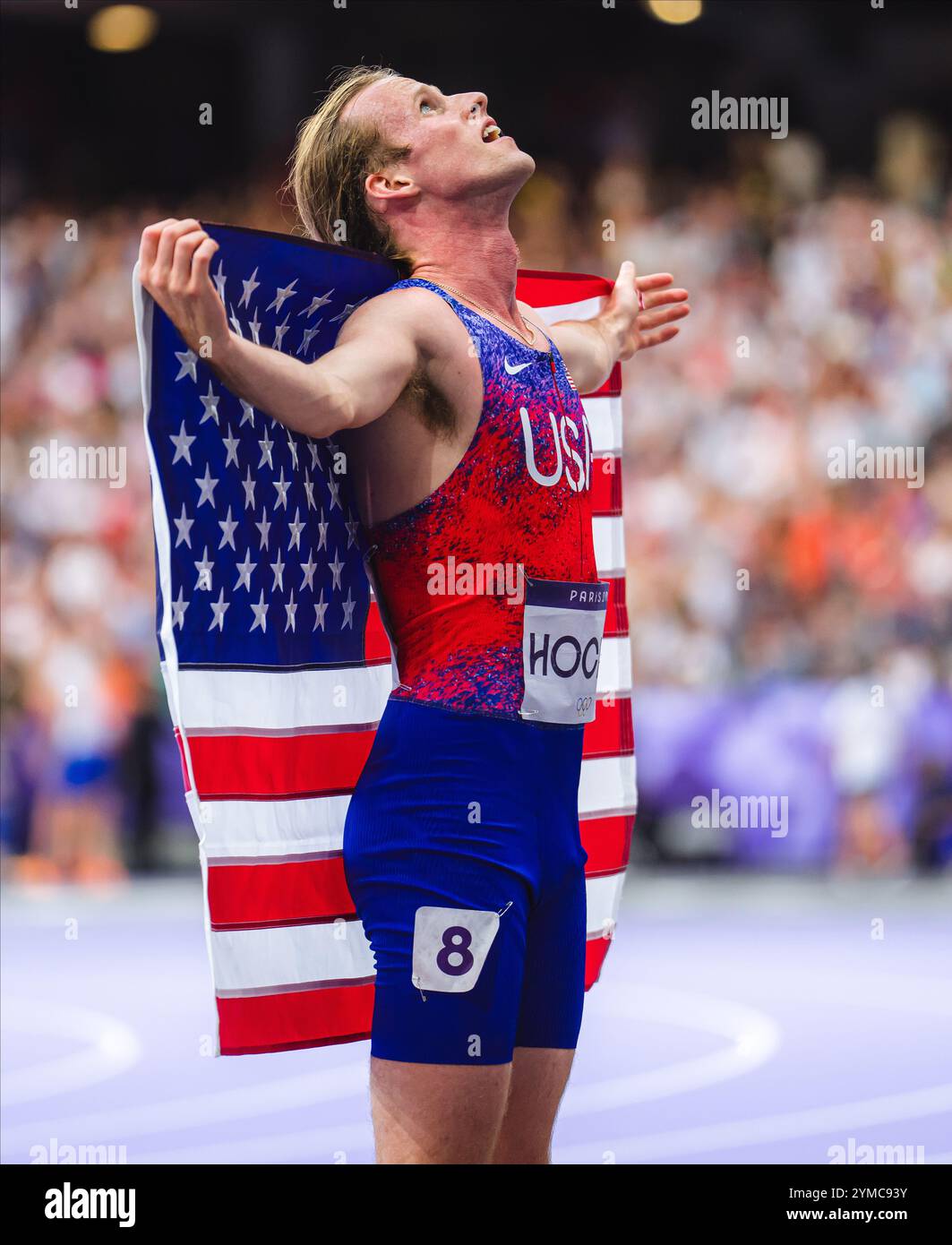 Cole Hocker celebrating her medal with her country's flag at the Paris ...