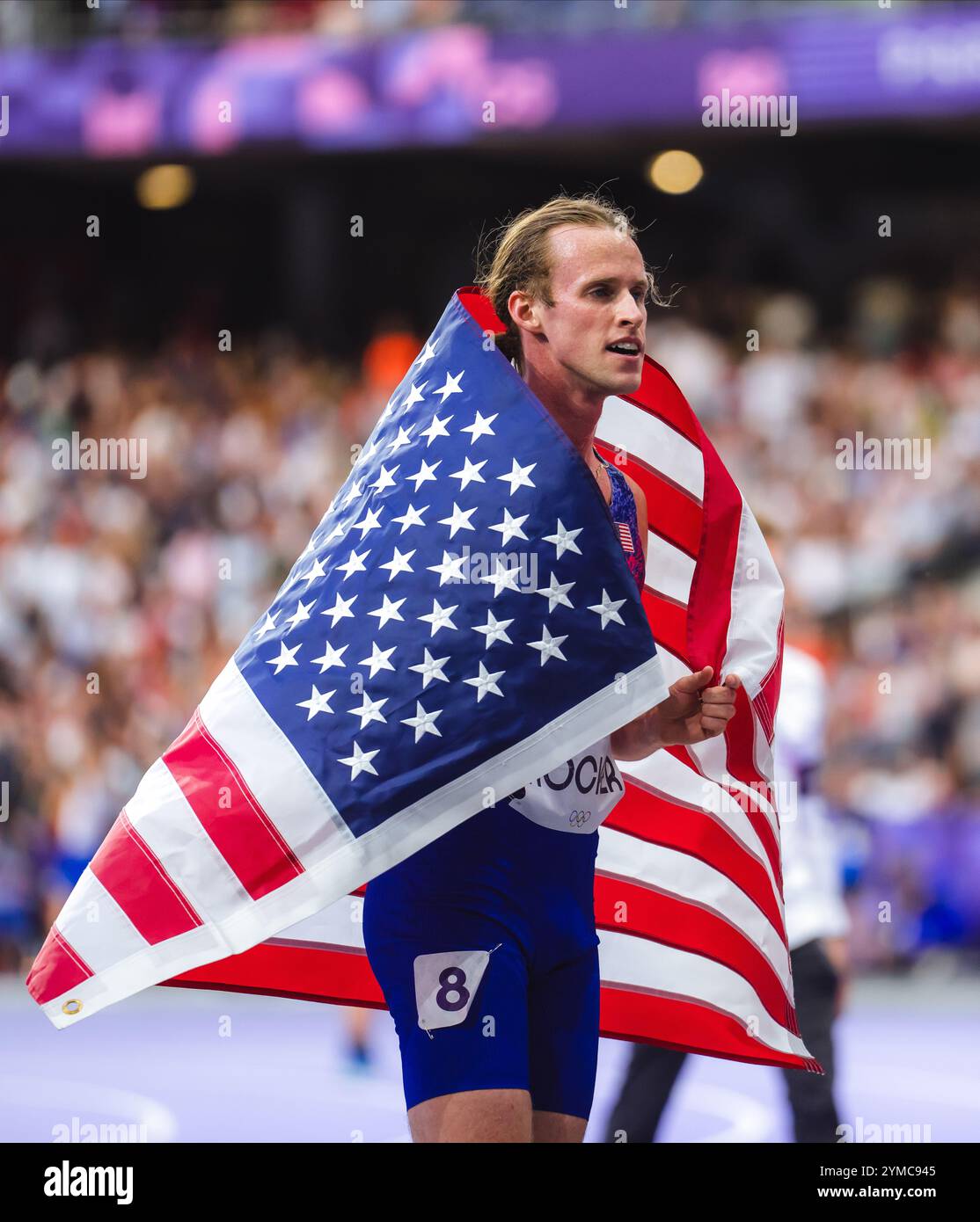 Cole Hocker celebrating her medal with her country's flag at the Paris ...