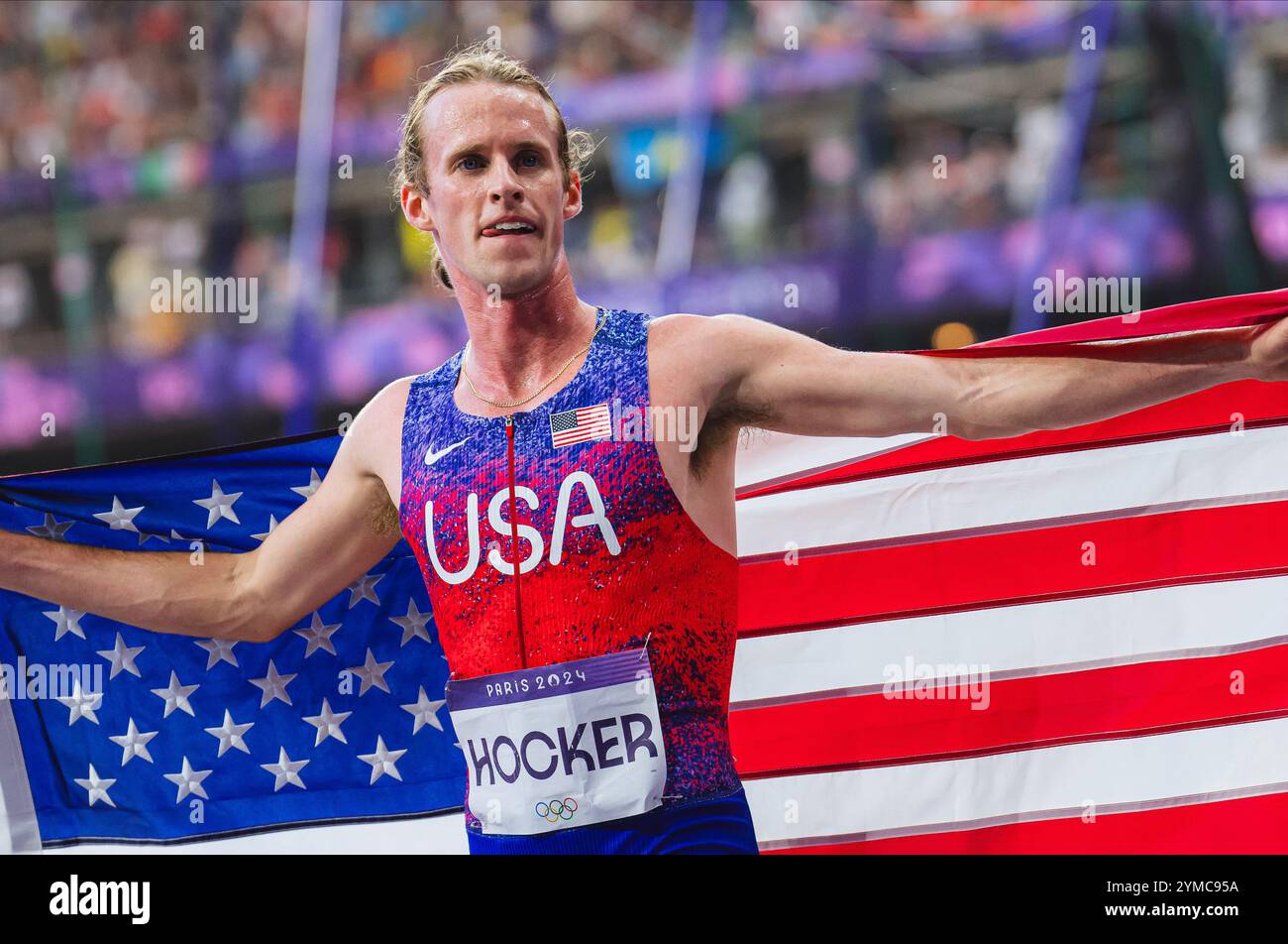 Cole Hocker celebrating her medal with her country's flag at the Paris ...