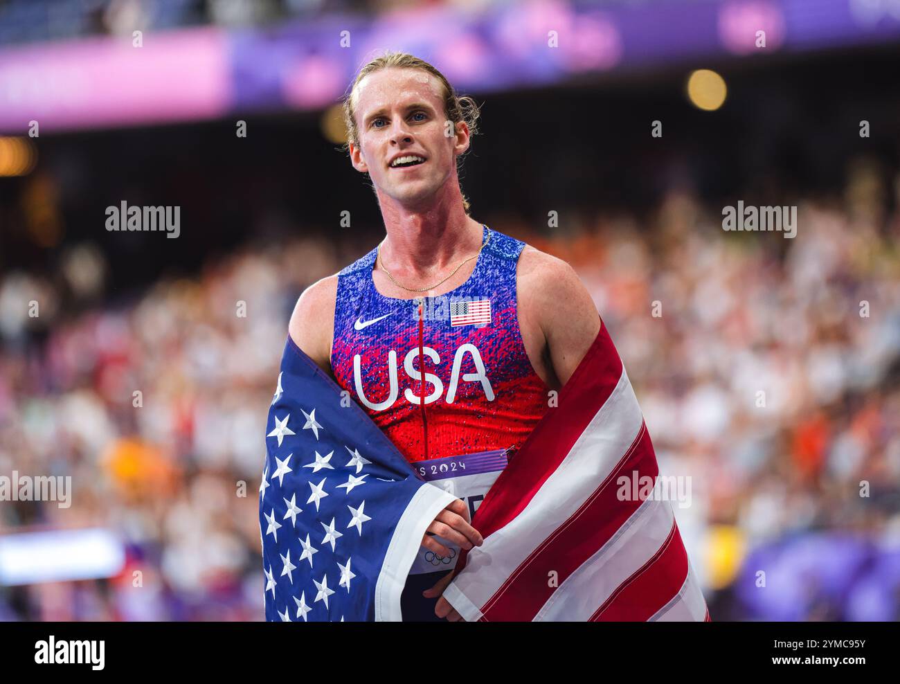 Cole Hocker celebrating her medal with her country's flag at the Paris ...