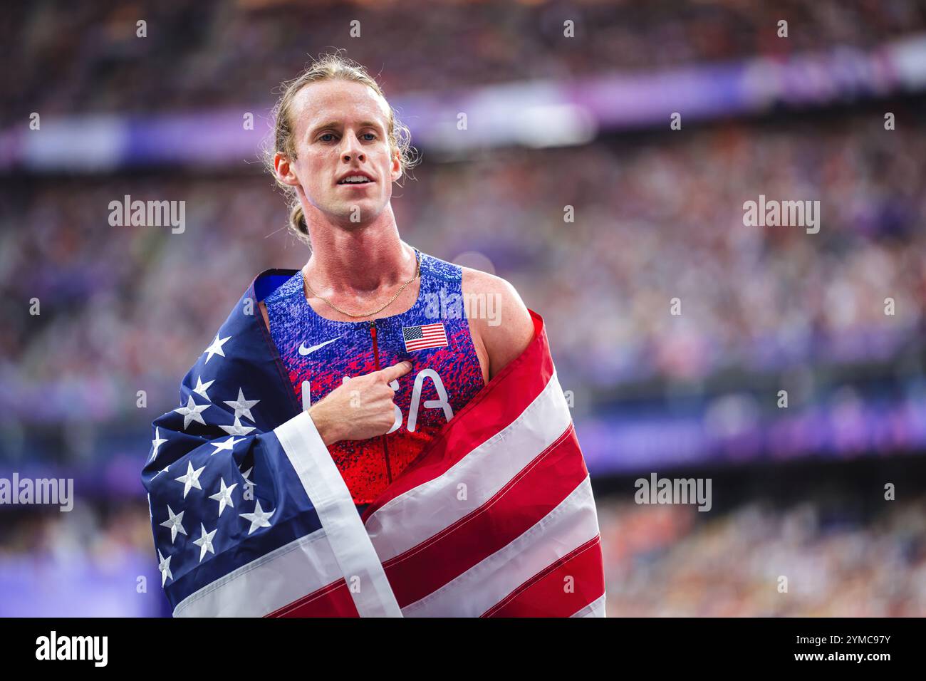 Cole Hocker celebrating her medal with her country's flag at the Paris ...