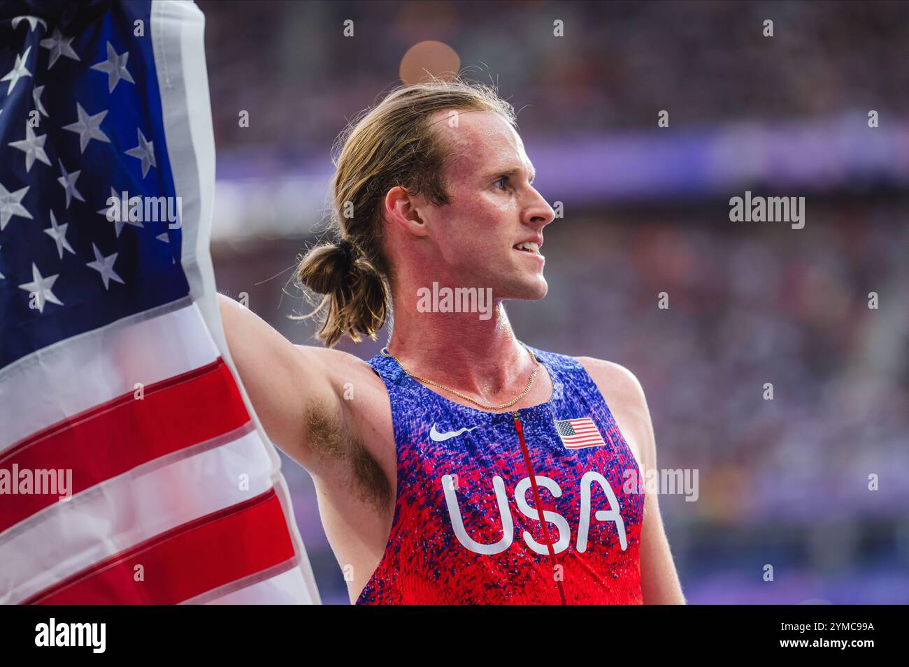 Cole Hocker celebrating her medal with her country's flag at the Paris ...