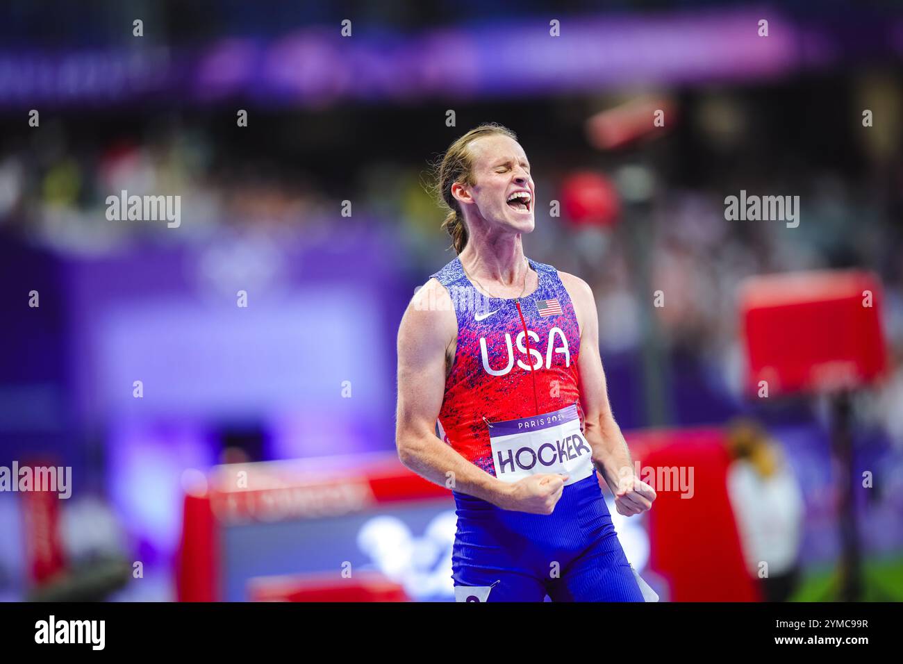 Cole Hocker celebrating her medal with her country's flag at the Paris ...