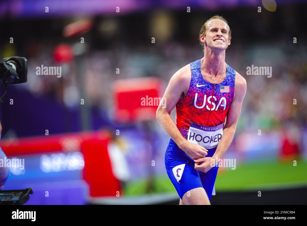 Cole Hocker celebrating her medal with her country's flag at the Paris ...