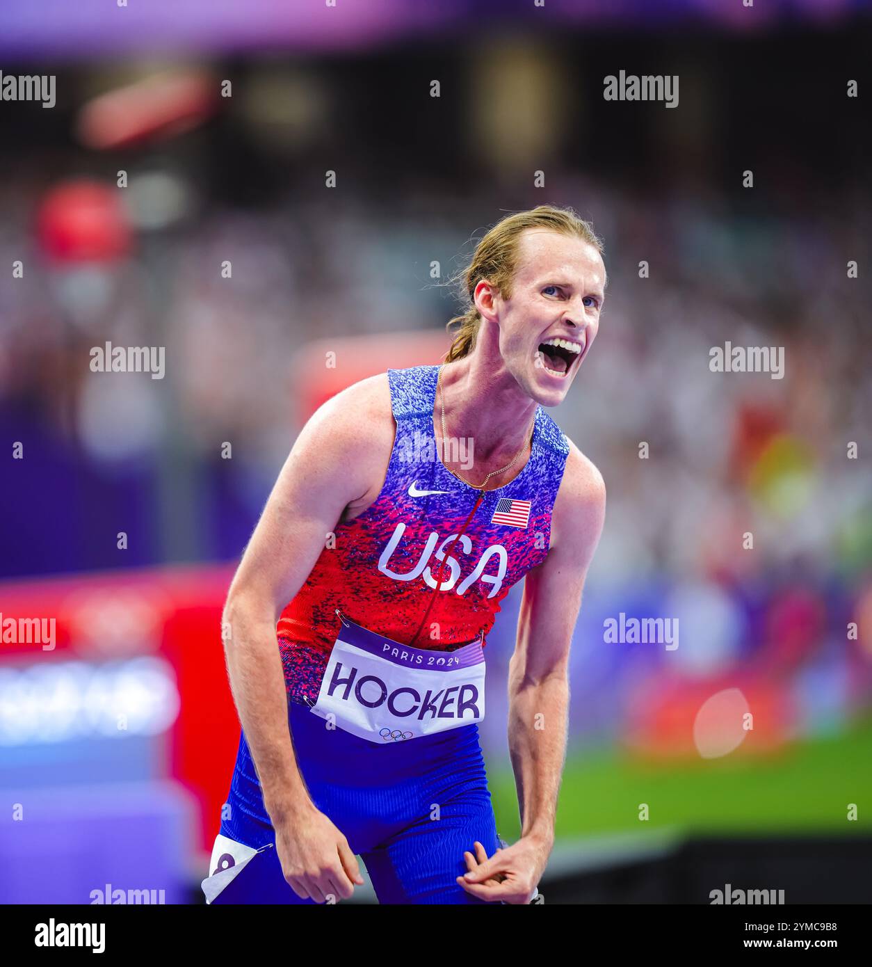 Cole Hocker celebrating her medal with her country's flag at the Paris ...