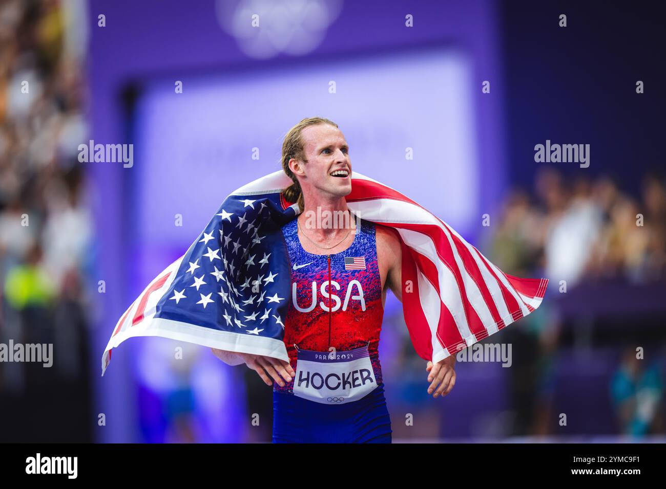Cole Hocker celebrating her medal with her country's flag at the Paris ...