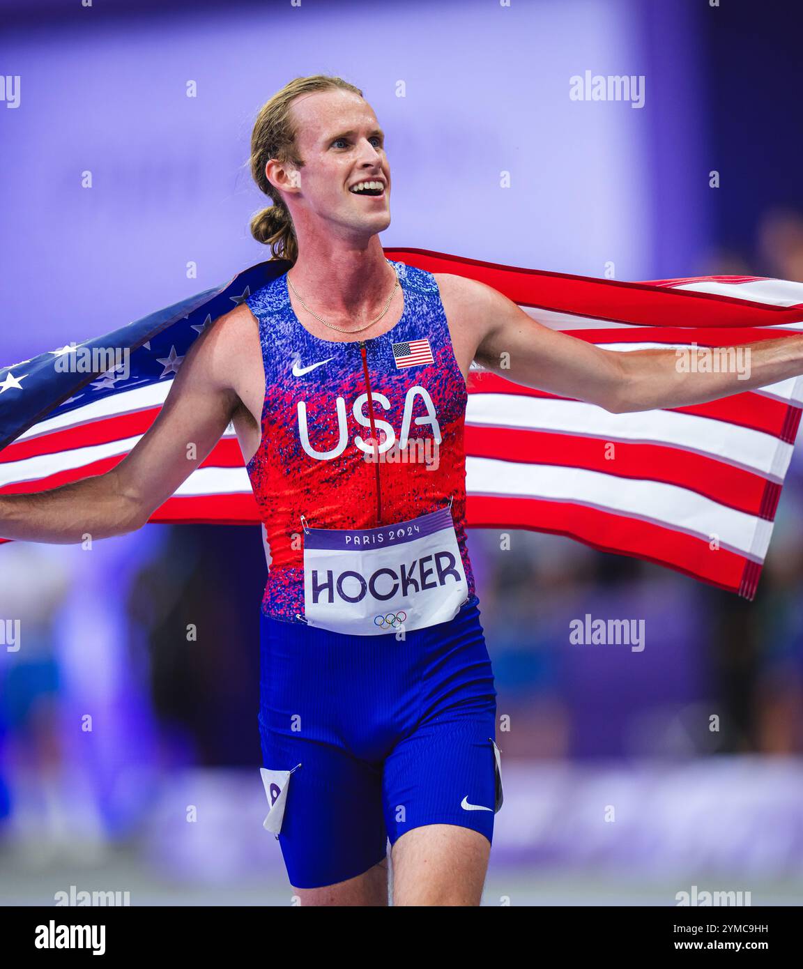 Cole Hocker celebrating her medal with her country's flag at the Paris ...