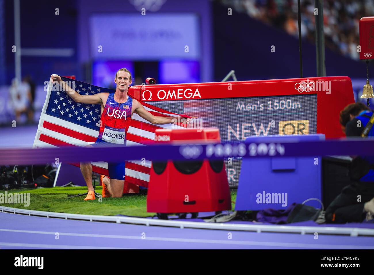 Cole Hocker celebrating her medal with her country's flag at the Paris ...