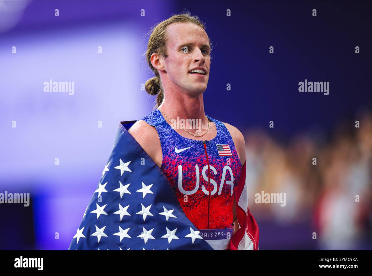 Cole Hocker celebrating her medal with her country's flag at the Paris ...
