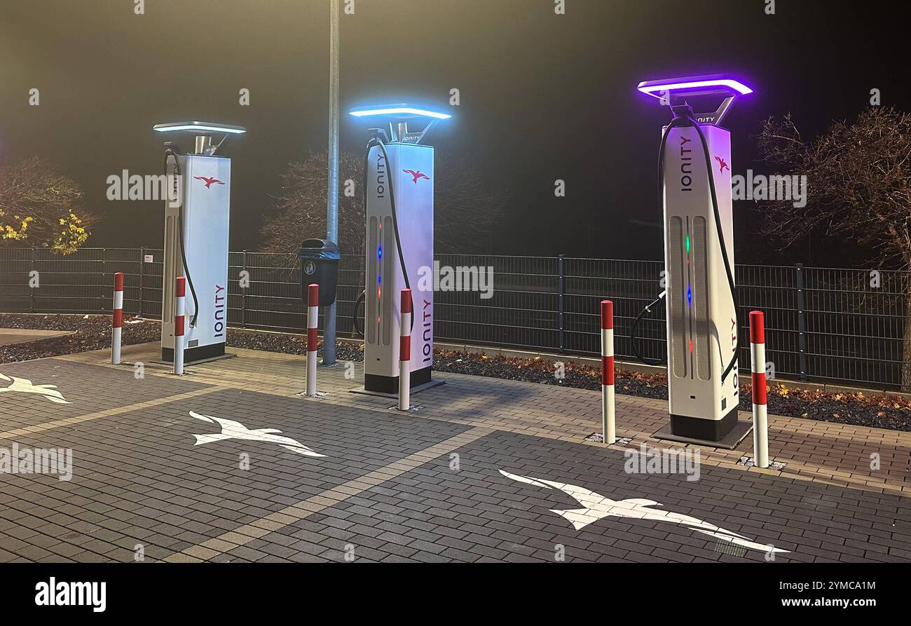 06.11.2024, Elektroauto-Ladesäulen und Tankstelle im Nebel. Ladesäulen ...