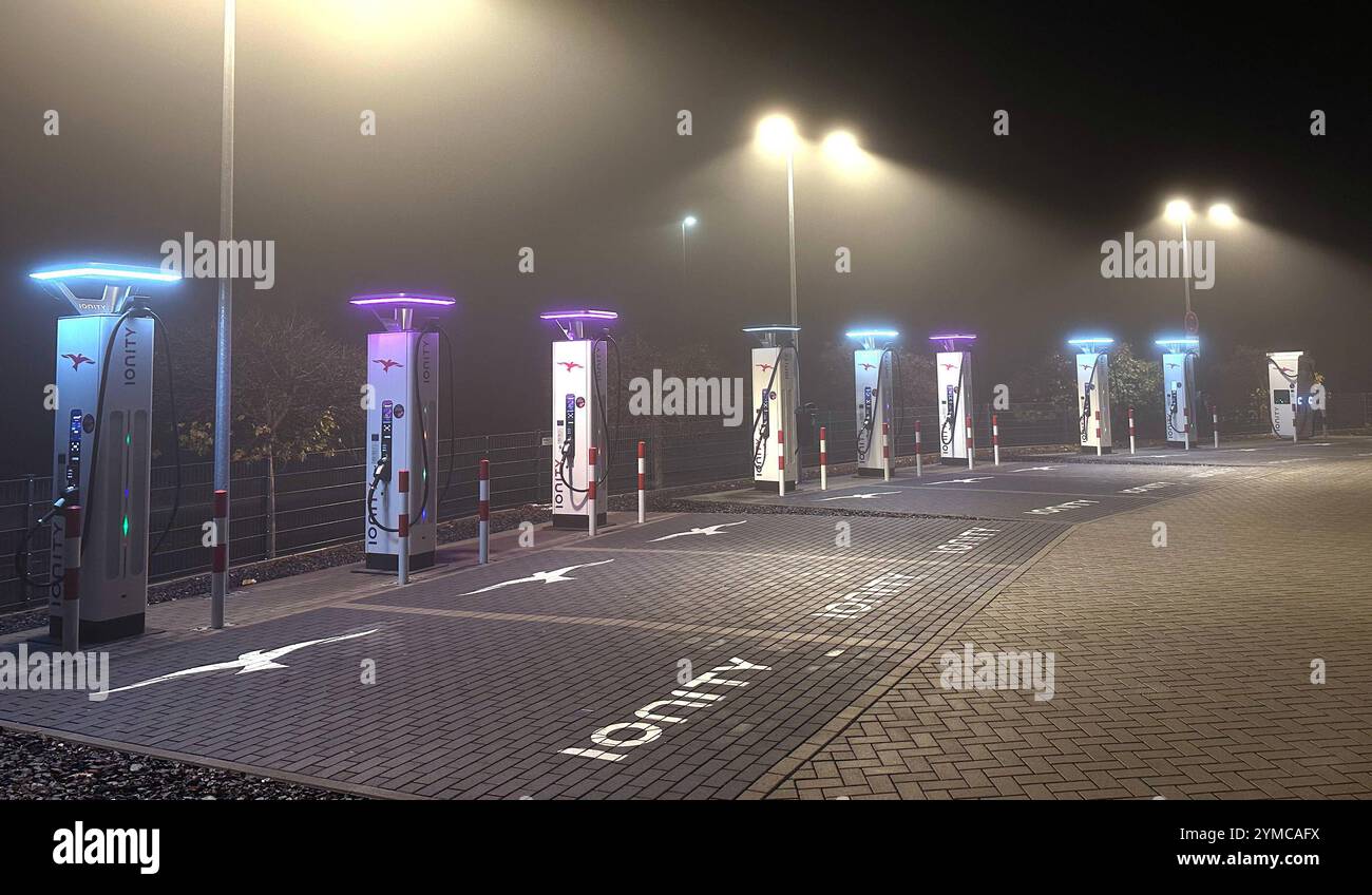 06.11.2024, Elektroauto-Ladesäulen und Tankstelle im Nebel. Ladesäulen ...